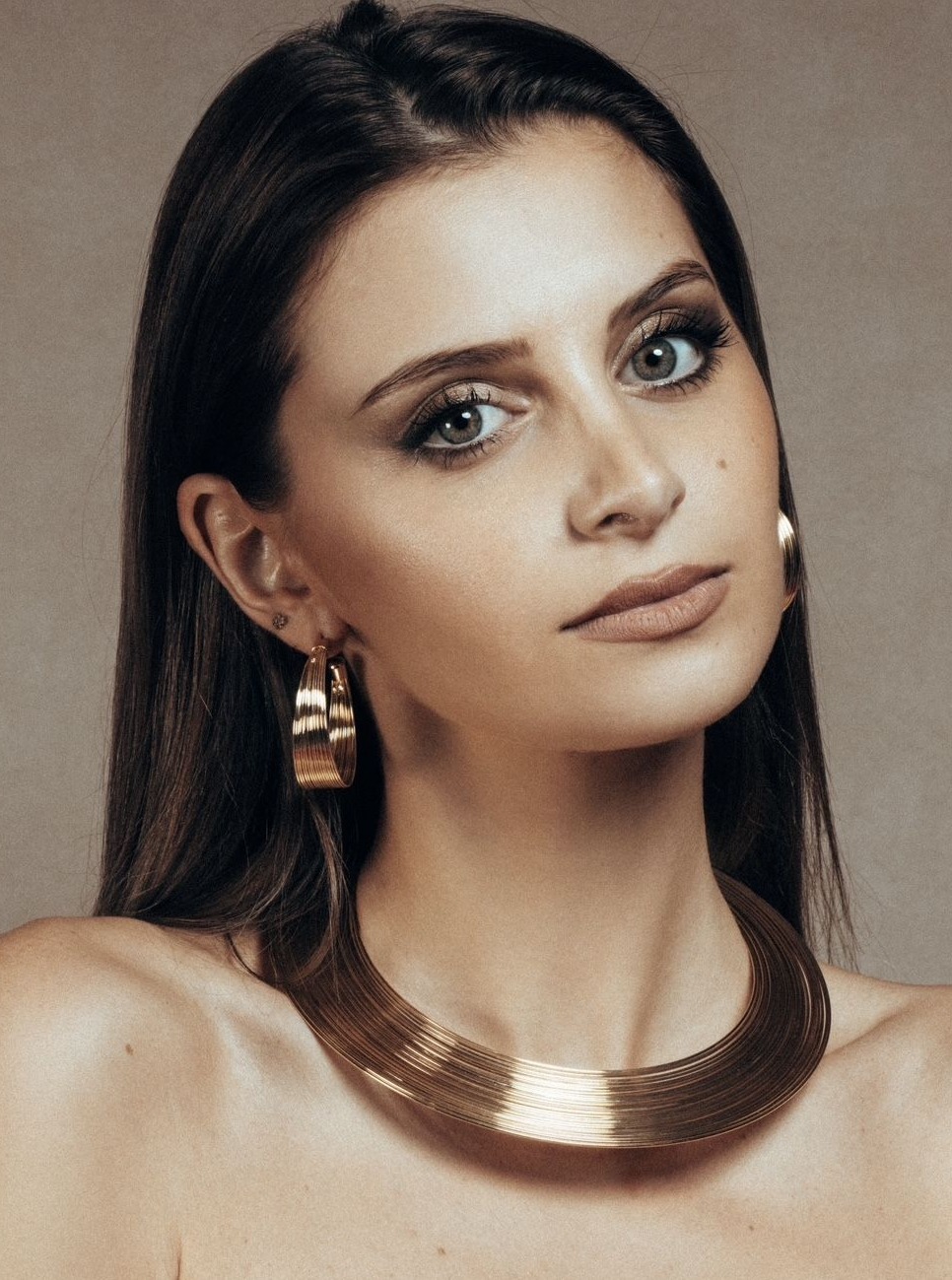 Discover Anaelles unique portfolio on MMG Talent!