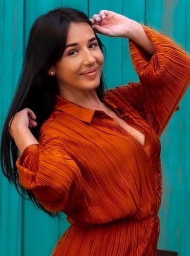 Discover Ivas unique portfolio on MMG Talent!