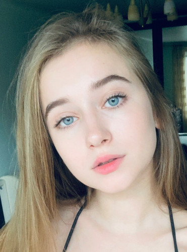 Alina From Dubai Portfolio And Profile Model Mmg Talent