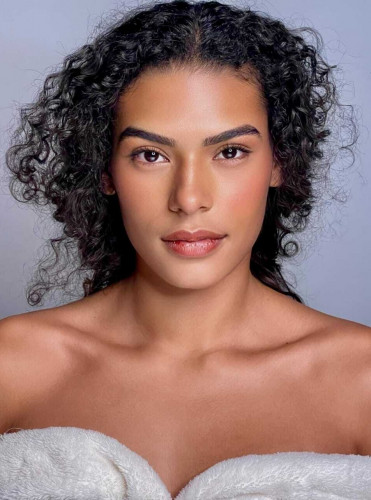 Discover Elizas unique portfolio on MMG Talent!