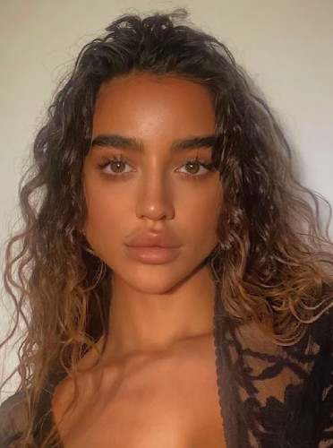 Discover Arianas unique portfolio on MMG Talent!