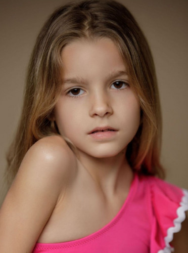 Discover Lanas unique portfolio on MMG Talent!