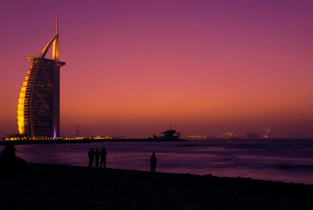 EXTRAS FOR A LUXURY RESORT SHOOT